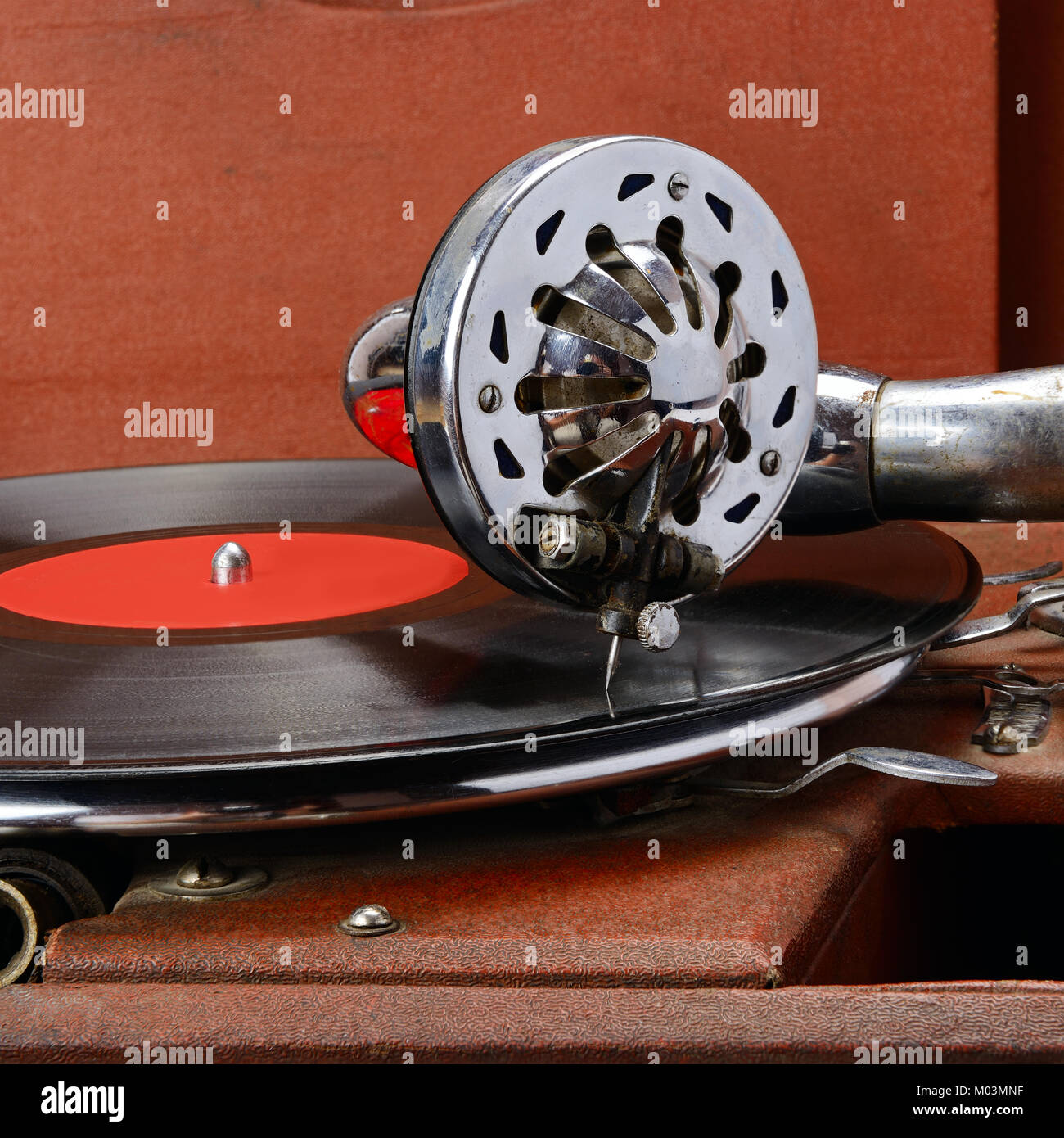 Vintage gramophone with vinyl disc Stock Photo - Alamy