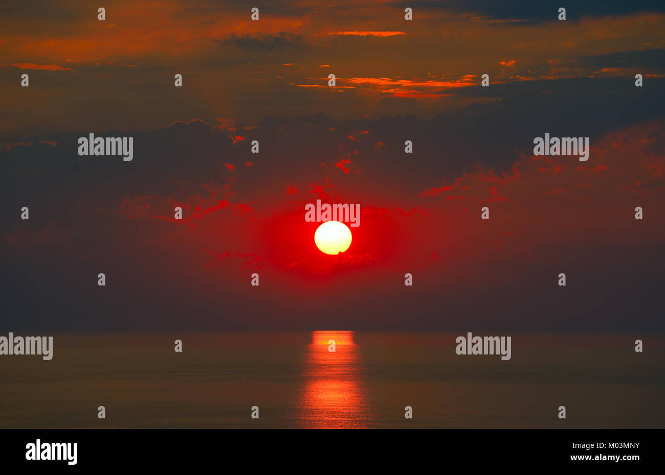 Red sun on the horizon hi-res stock photography and images - Alamy
