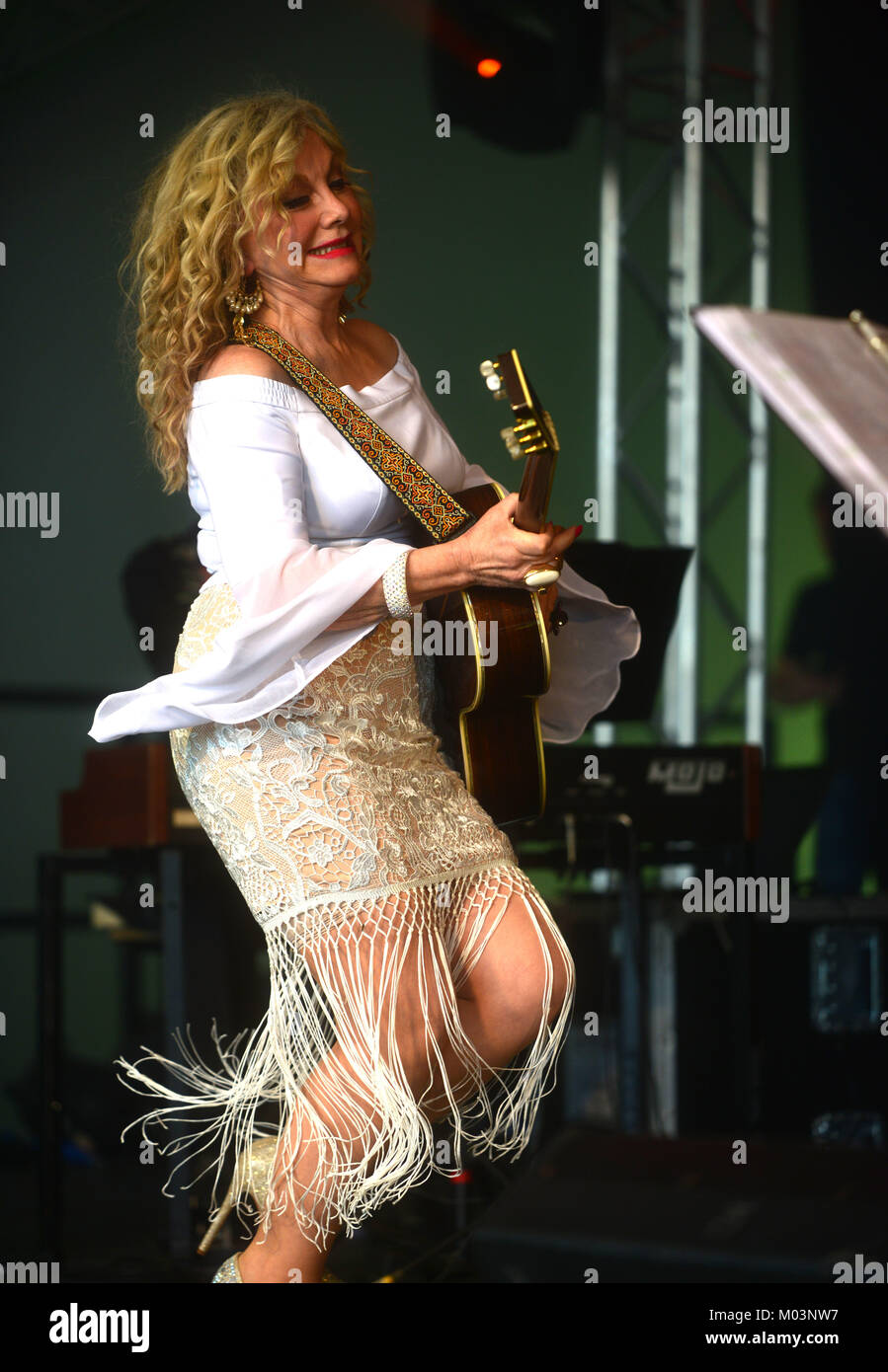 Stella parton hi-res stock photography and images - Alamy