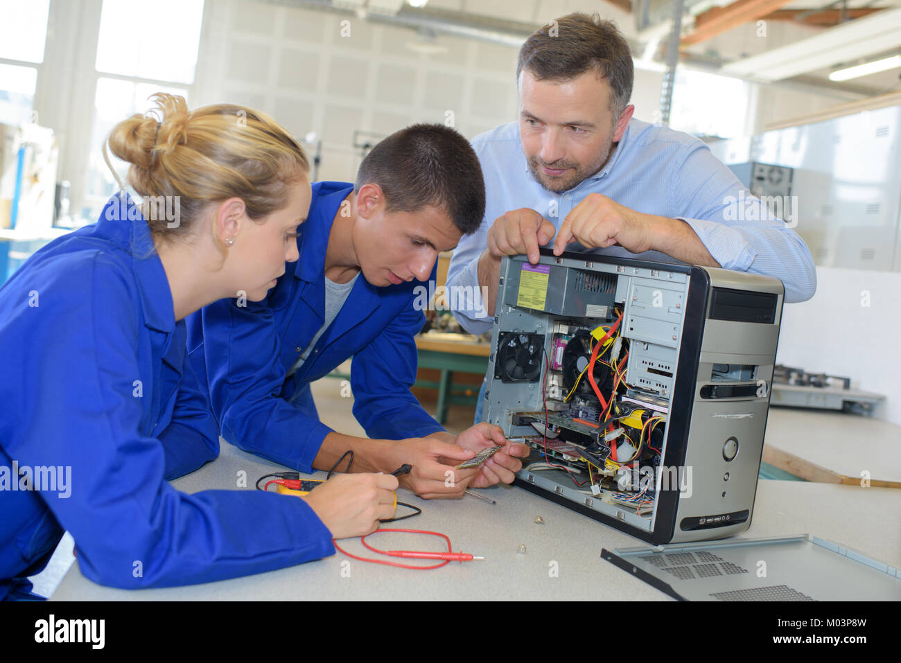 Students learning to repair computer Stock Photo - Alamy