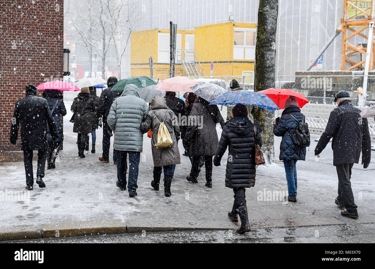 Hamburg, Germany. 18th Jan, 2018. Pedestrians walk through snowfall in ...