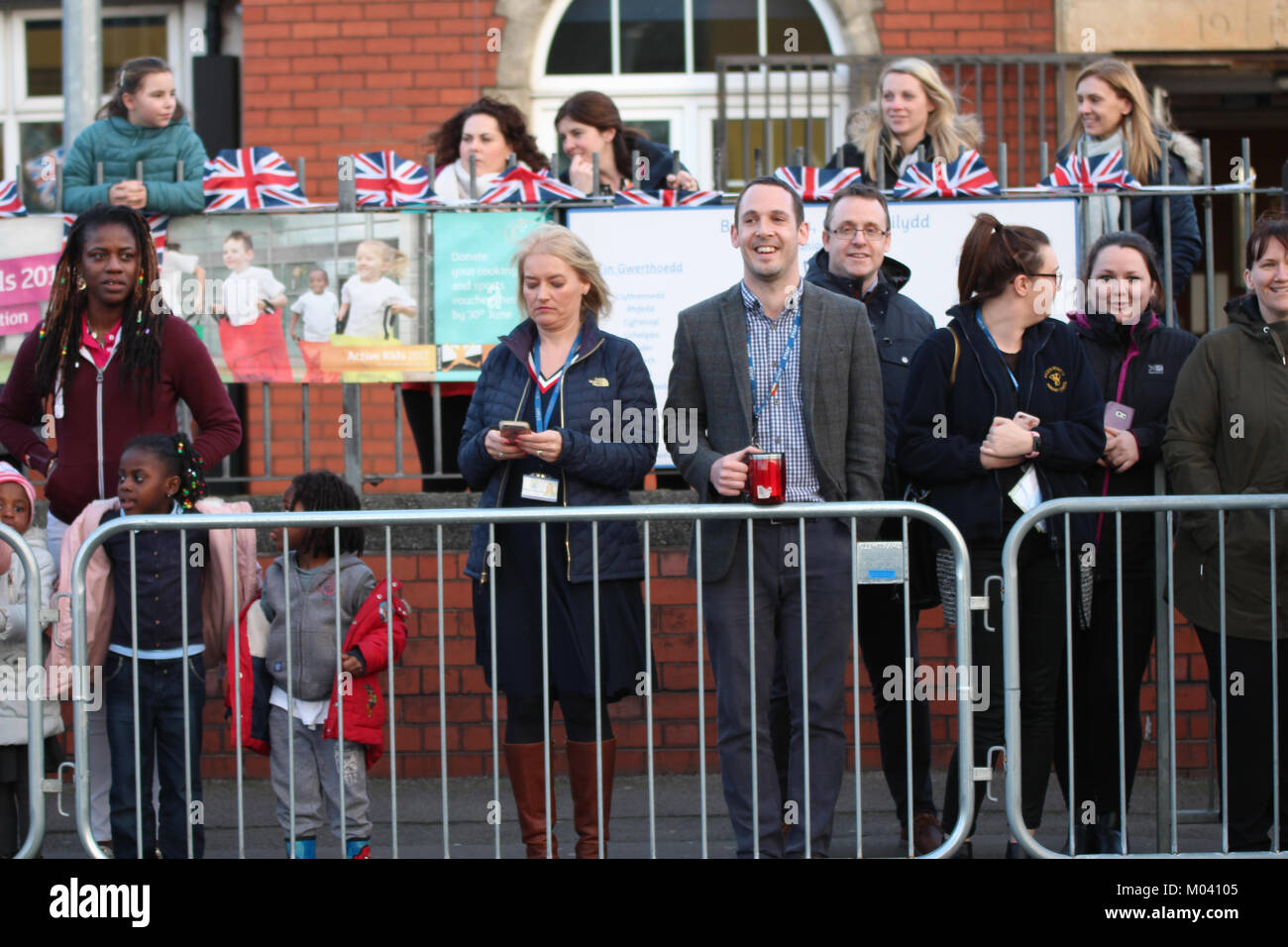 Star Hub Centre, Tremorfa, Cardiff, UK. 18th Jan, 2018. UK. Locals wait ...