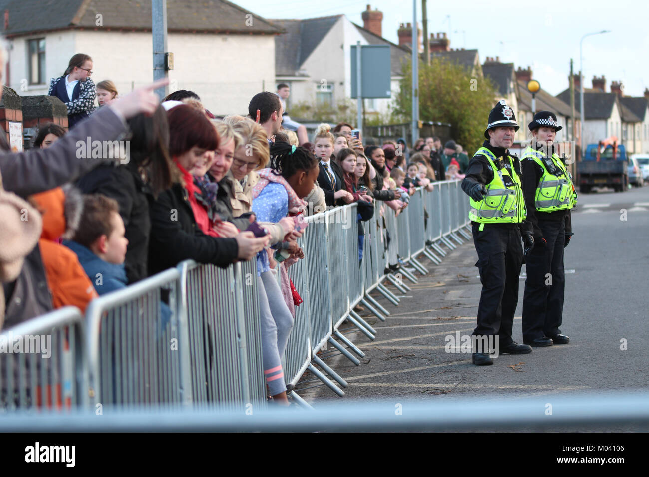 Star Hub Centre, Tremorfa, Cardiff, UK. 18th Jan, 2018. UK. Locals wait ...