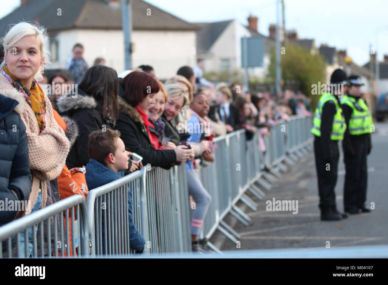 Star Hub Centre, Tremorfa, Cardiff, UK. 18th Jan, 2018. UK. Locals wait ...