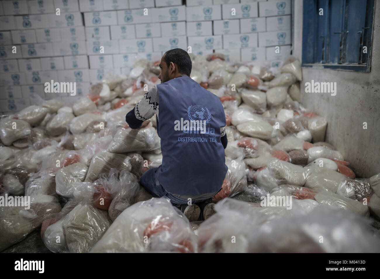 Palestine food distribution hi-res stock photography and images - Alamy