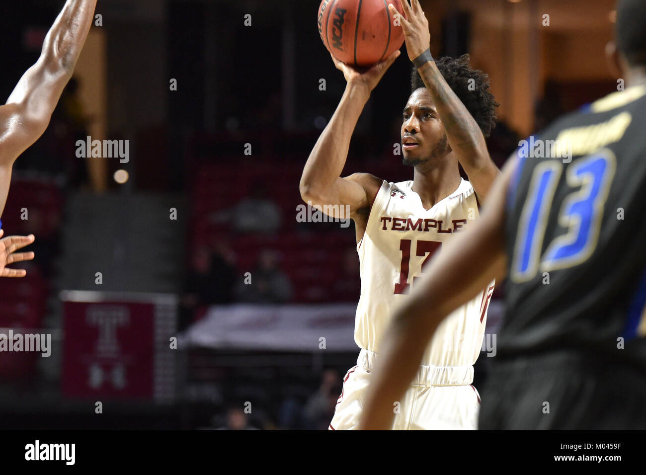 Philadelphia, Pennsylvania, USA. 17th Jan, 2018. Temple Owls guard ...