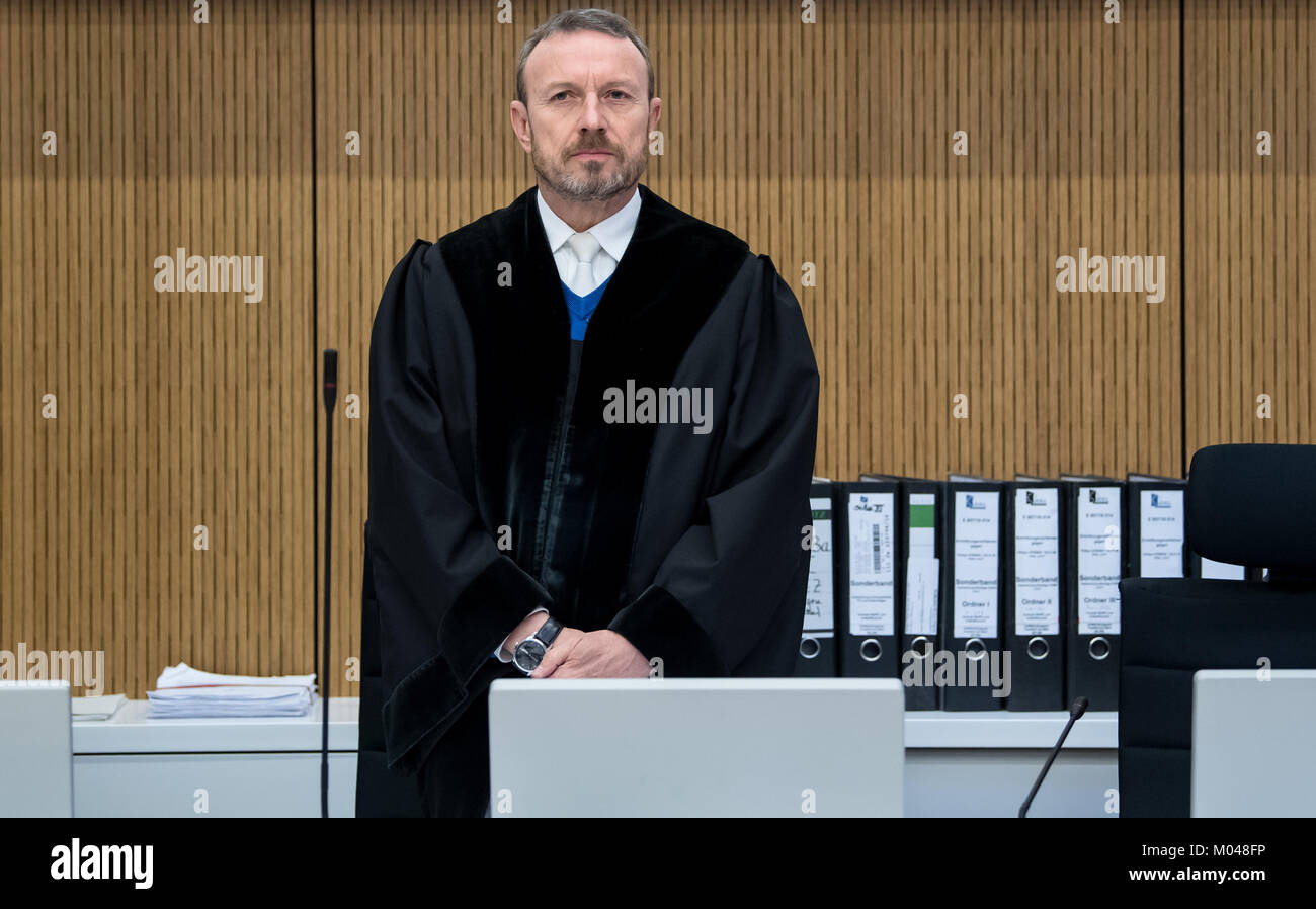 Munich, Germany. 19th Jan, 2018. Presiding judge Frank Zimmer arrives ...