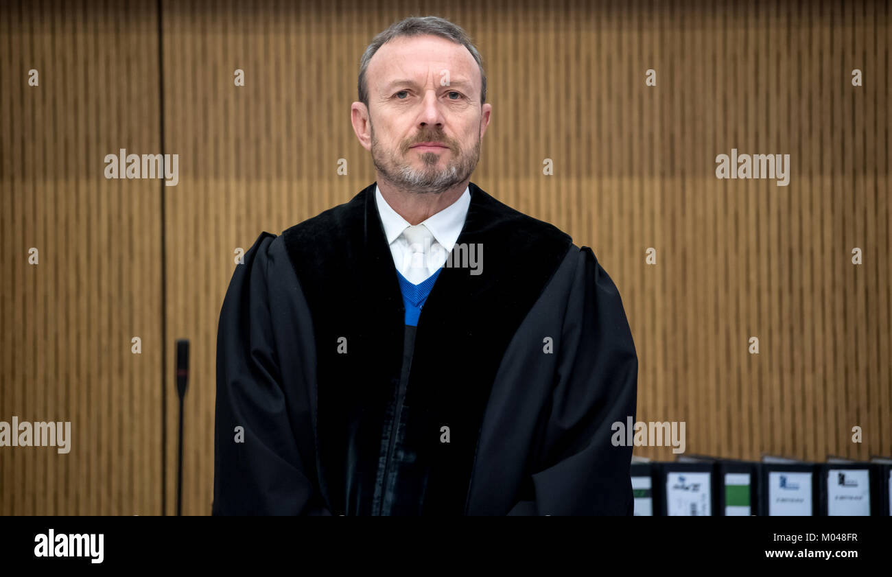 Munich, Germany. 19th Jan, 2018. Presiding judge Frank Zimmer arrives ...