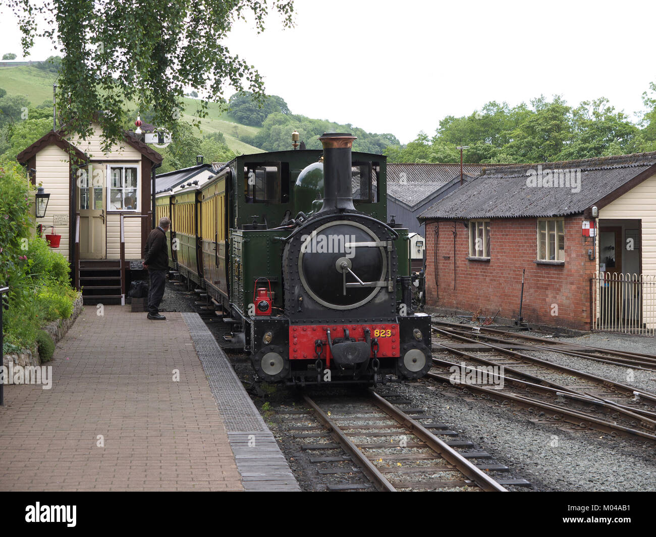 Train arriving at Welshpool station Stock Photo - Alamy