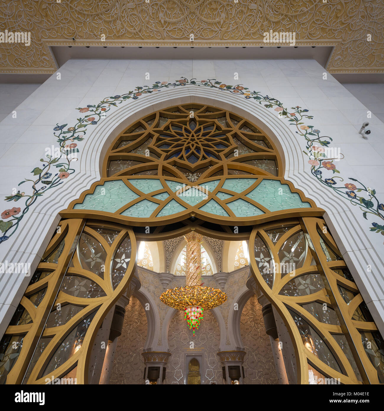 The architecture of the interior of the Sheikh Zayed Grand Mosque in ...