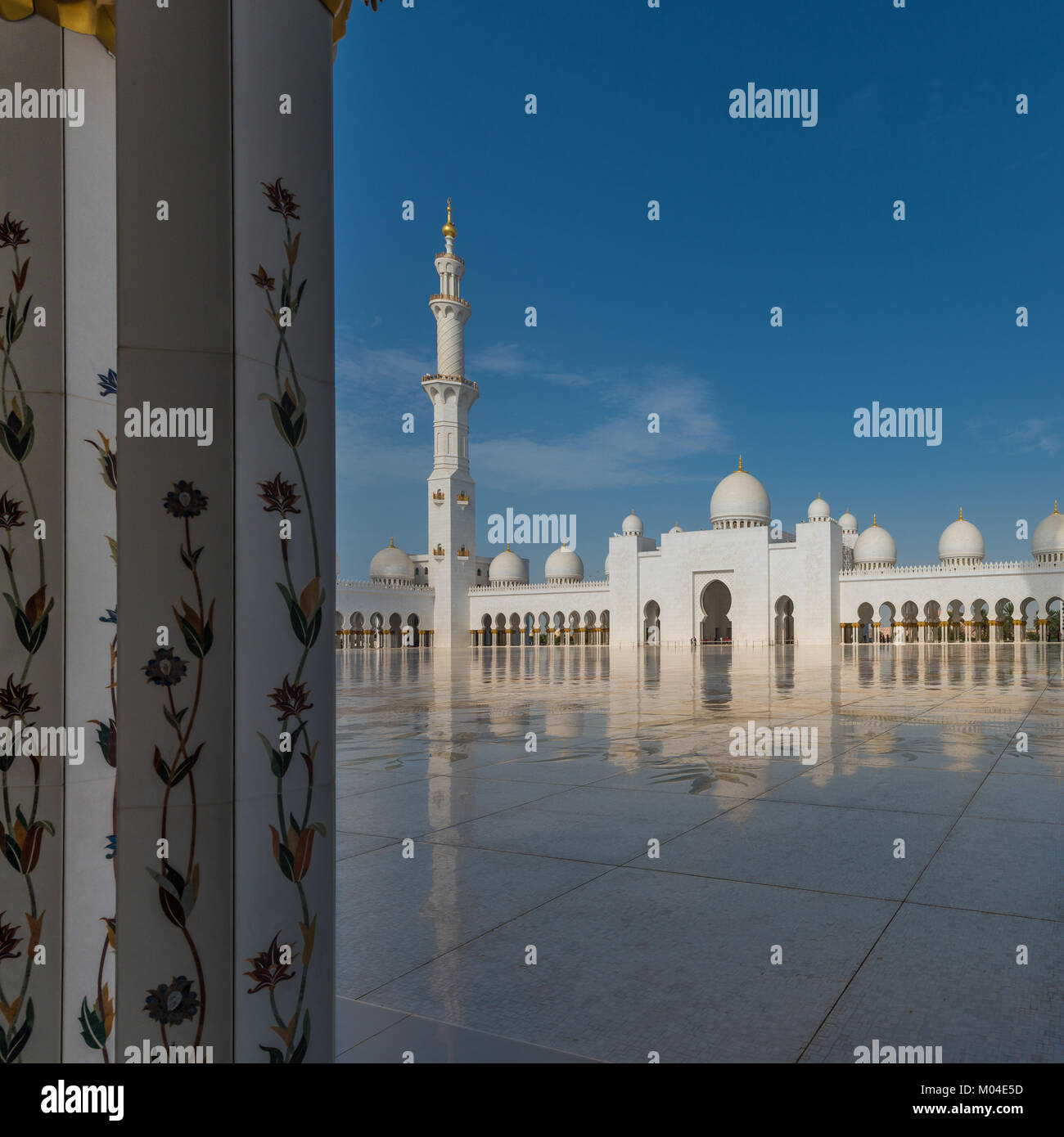 The architecture of the Sheikh Zayed Grand Mosque in Abu Dhabi, UAE ...