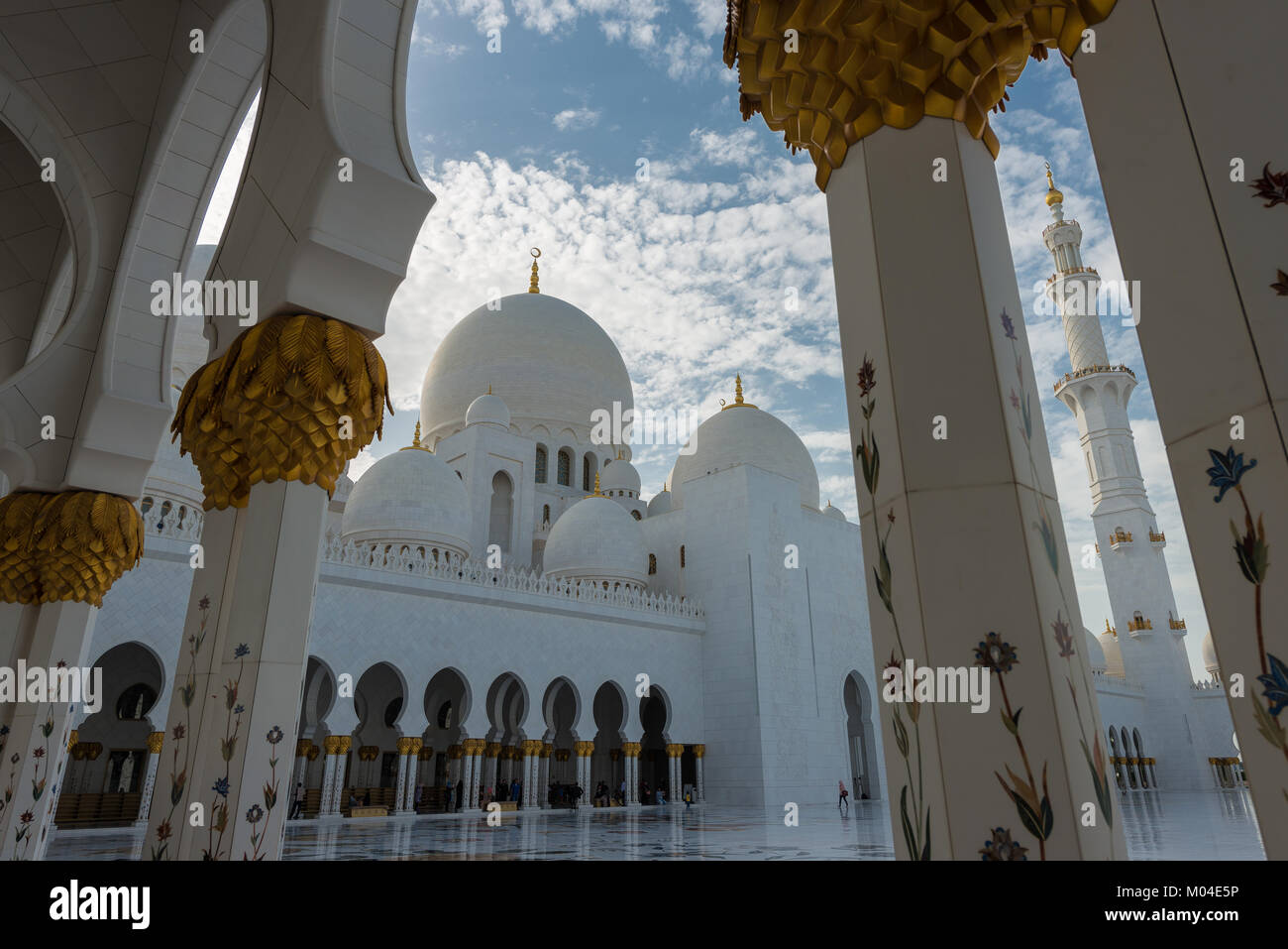 The architecture of the Sheikh Zayed Grand Mosque in Abu Dhabi, UAE ...