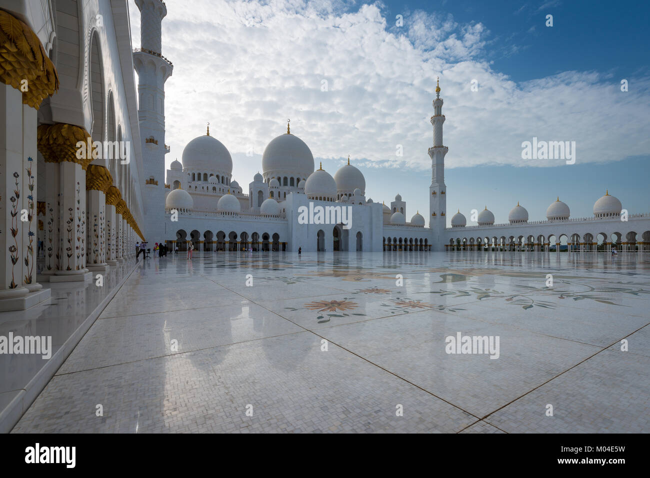 The architecture of the Sheikh Zayed Grand Mosque in Abu Dhabi, UAE ...