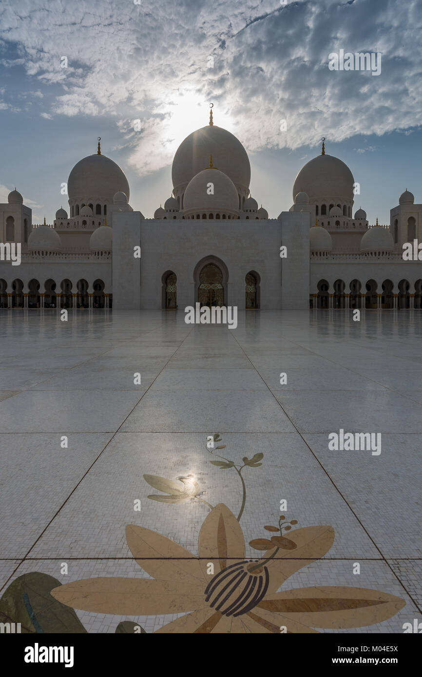 The architecture of the Sheikh Zayed Grand Mosque in Abu Dhabi, UAE ...