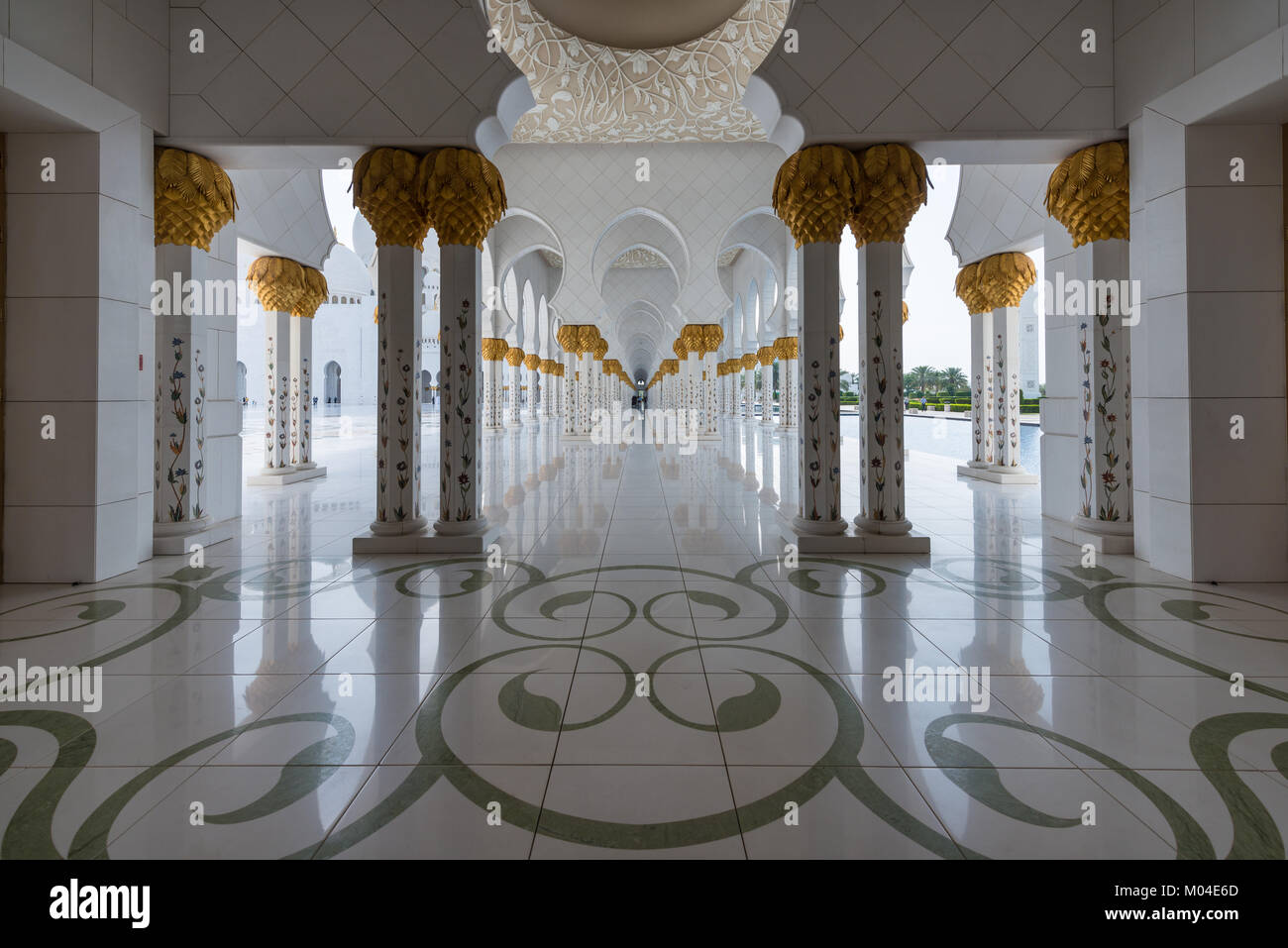 The architecture of the Sheikh Zayed Grand Mosque in Abu Dhabi, UAE ...