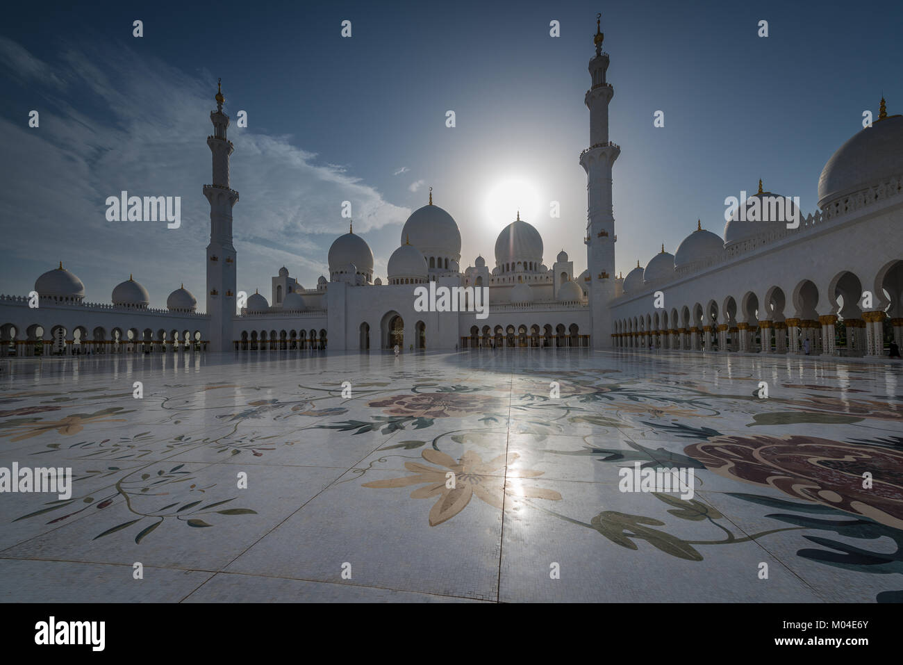 The architecture of the Sheikh Zayed Grand Mosque in Abu Dhabi, UAE ...