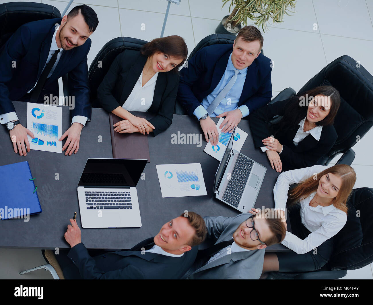 meeting around a table in an office Stock Photo - Alamy