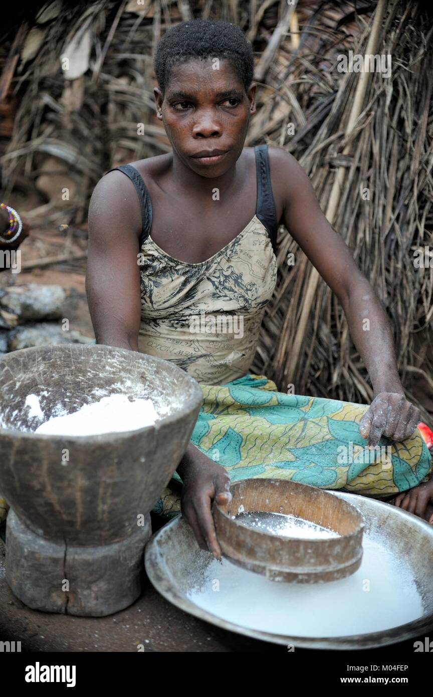 Baka pygmy woman hi-res stock photography and images - Alamy