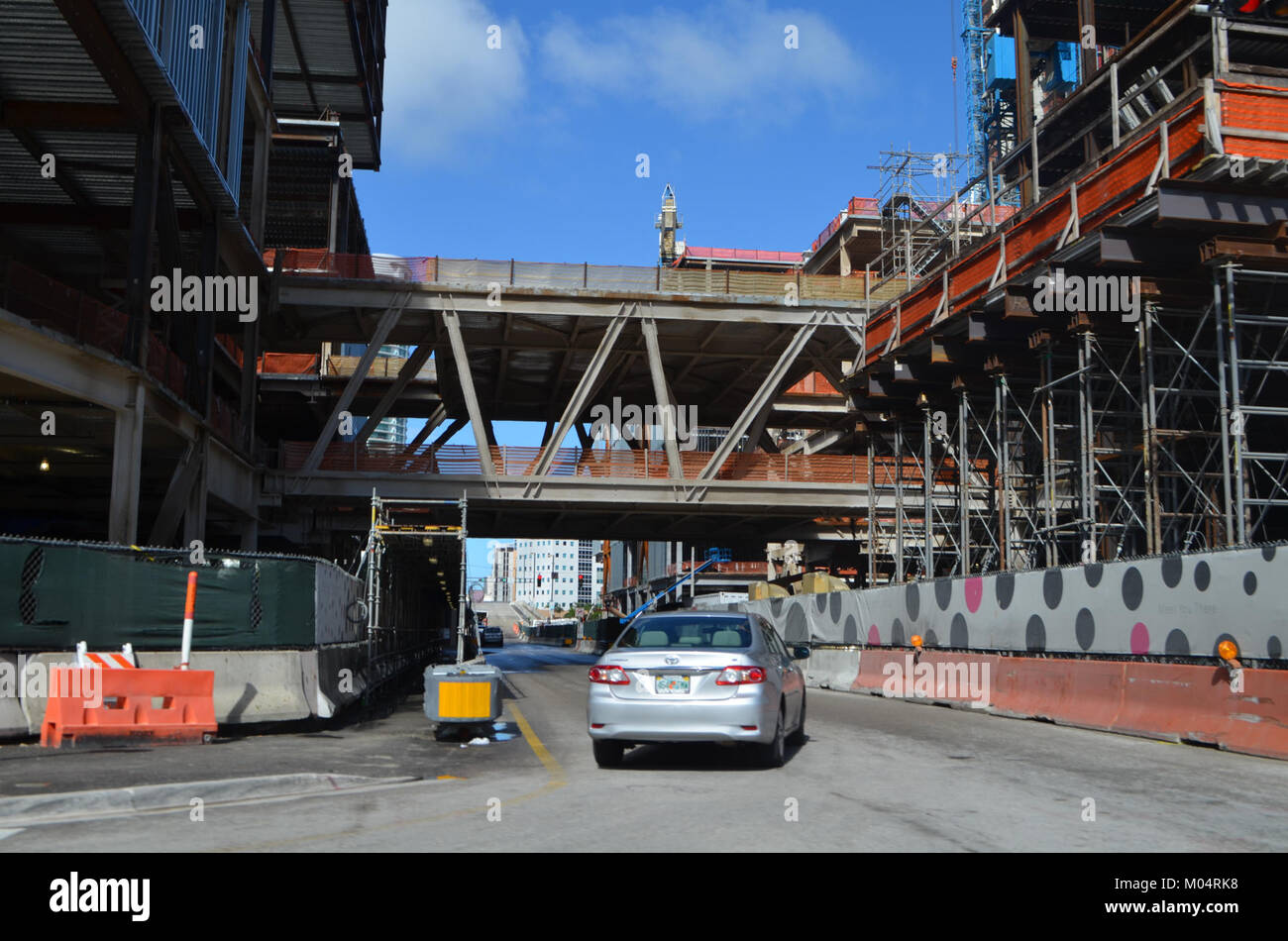 The construction of the pedestrian bridge at Brickell CityCenter in ...