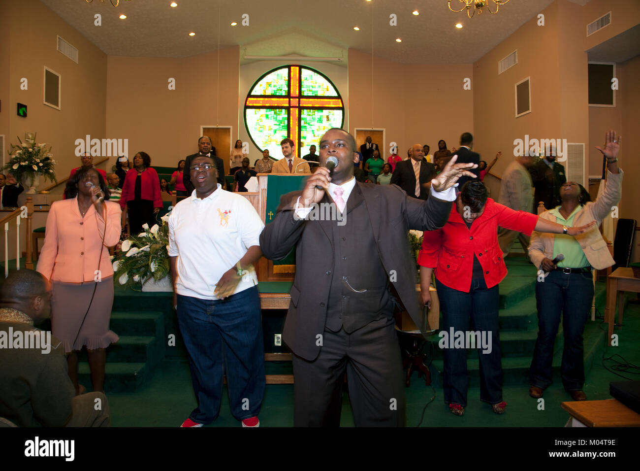 A congregation sings God's praises Stock Photo - Alamy