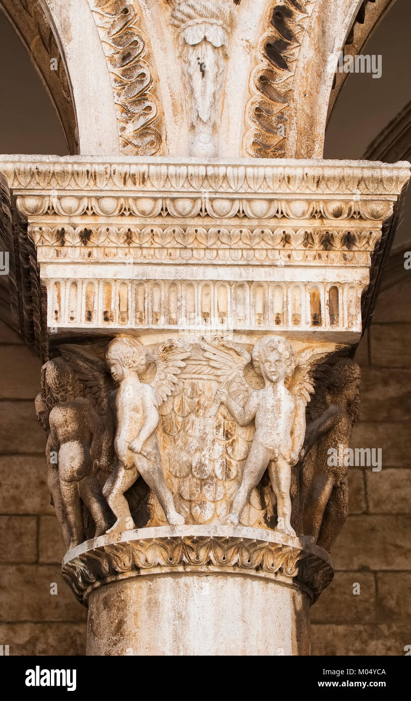 Capital column ancient hi-res stock photography and images - Alamy
