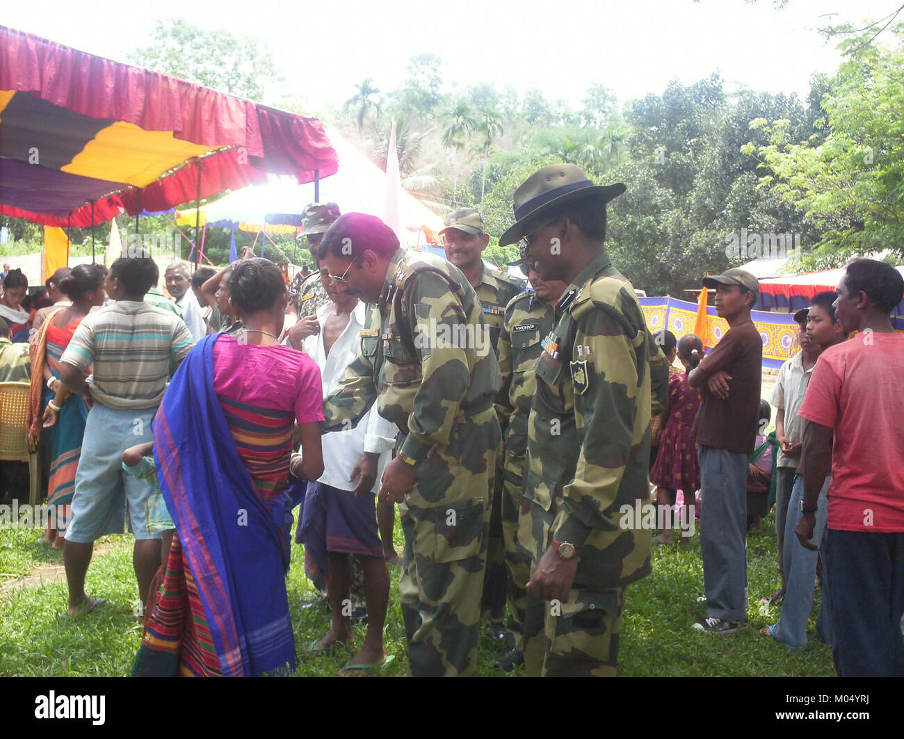 BSF MEN HELPING IN MEDIACAL CAMP Stock Photo - Alamy