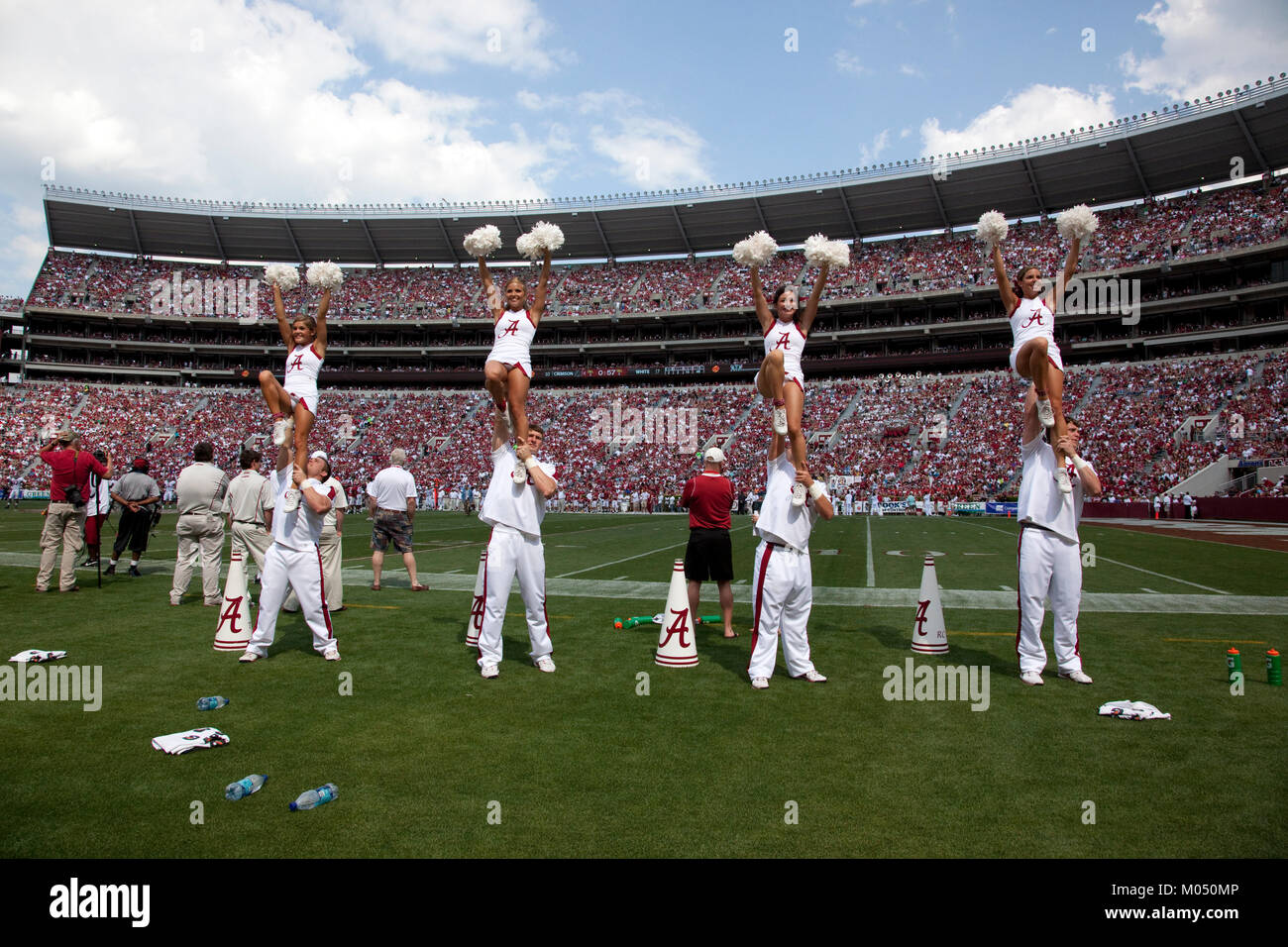 Alabama cheerleaders hi-res stock photography and images - Alamy