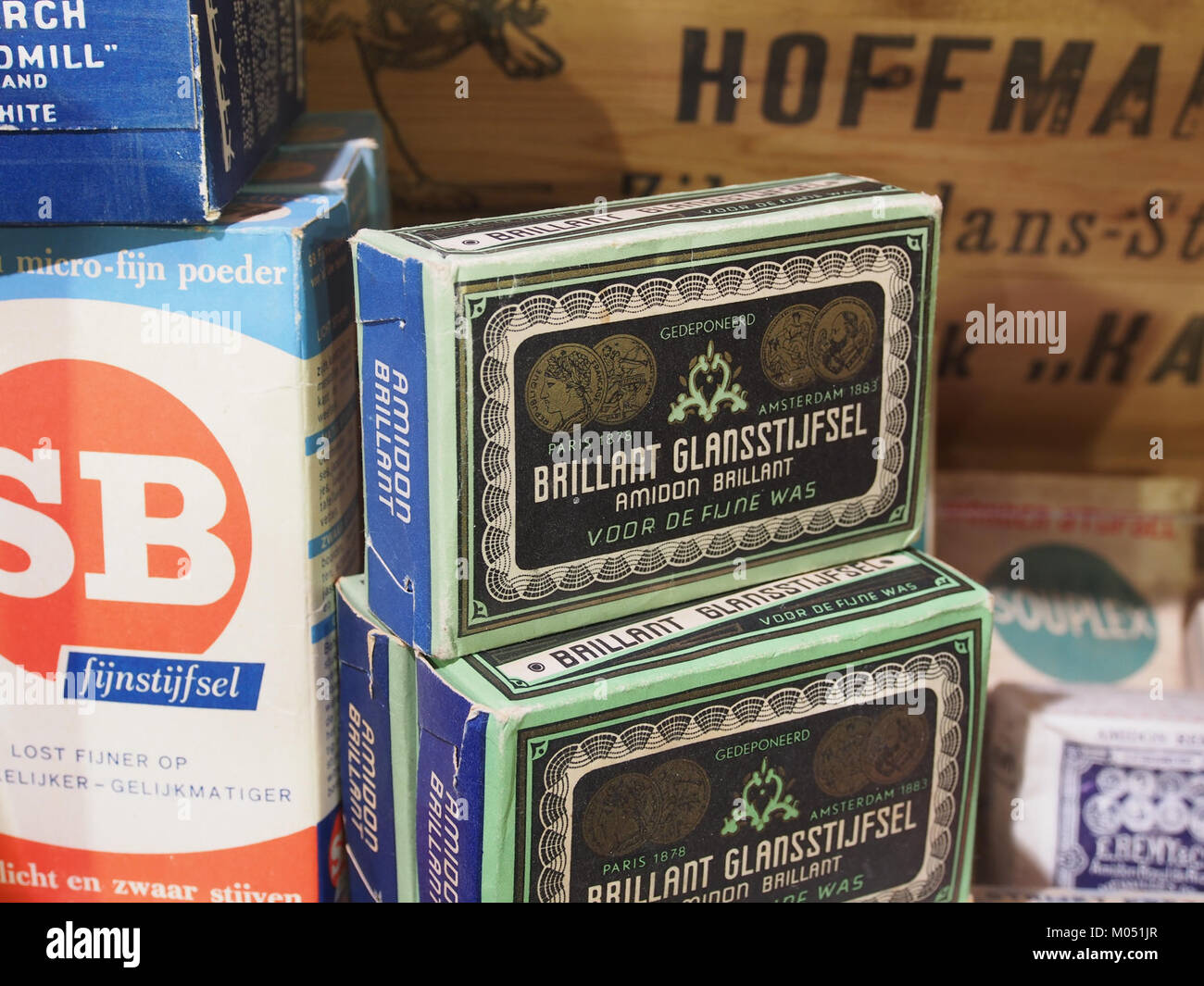 'Brillant Glansstijfsel' refers to a specific type of starch used for ...