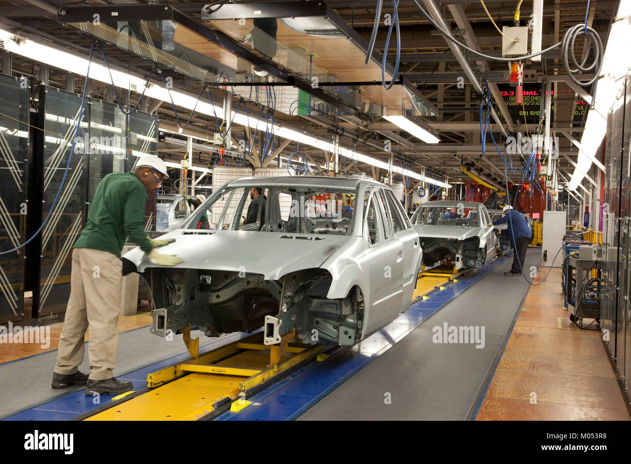 Mercedes benz manufacturing plant hi-res stock photography and images ...