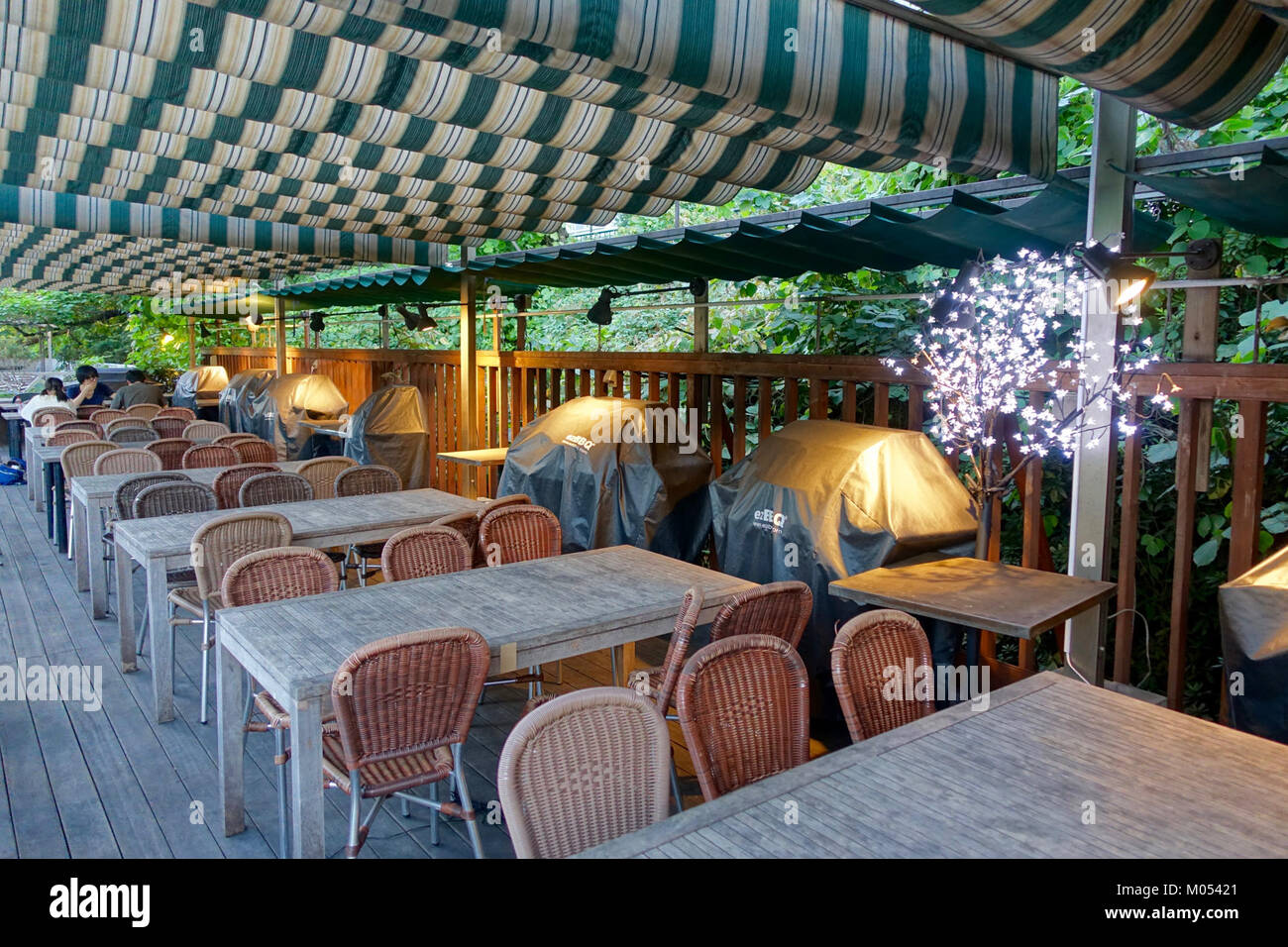 Waterfront café river located hi-res stock photography and images - Alamy