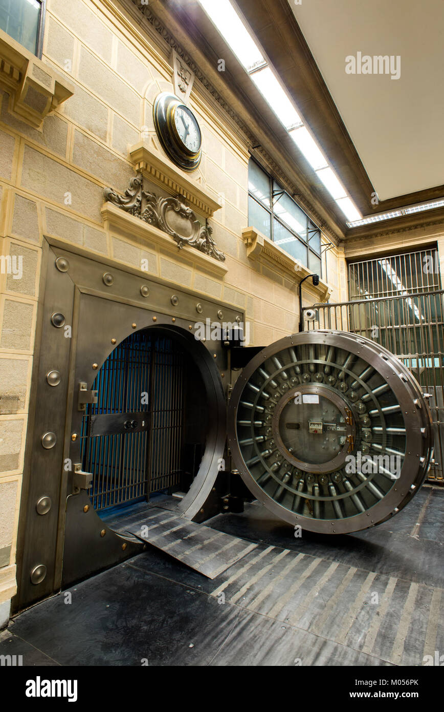 Boveda principal refers to the principal vault or arch in a building ...