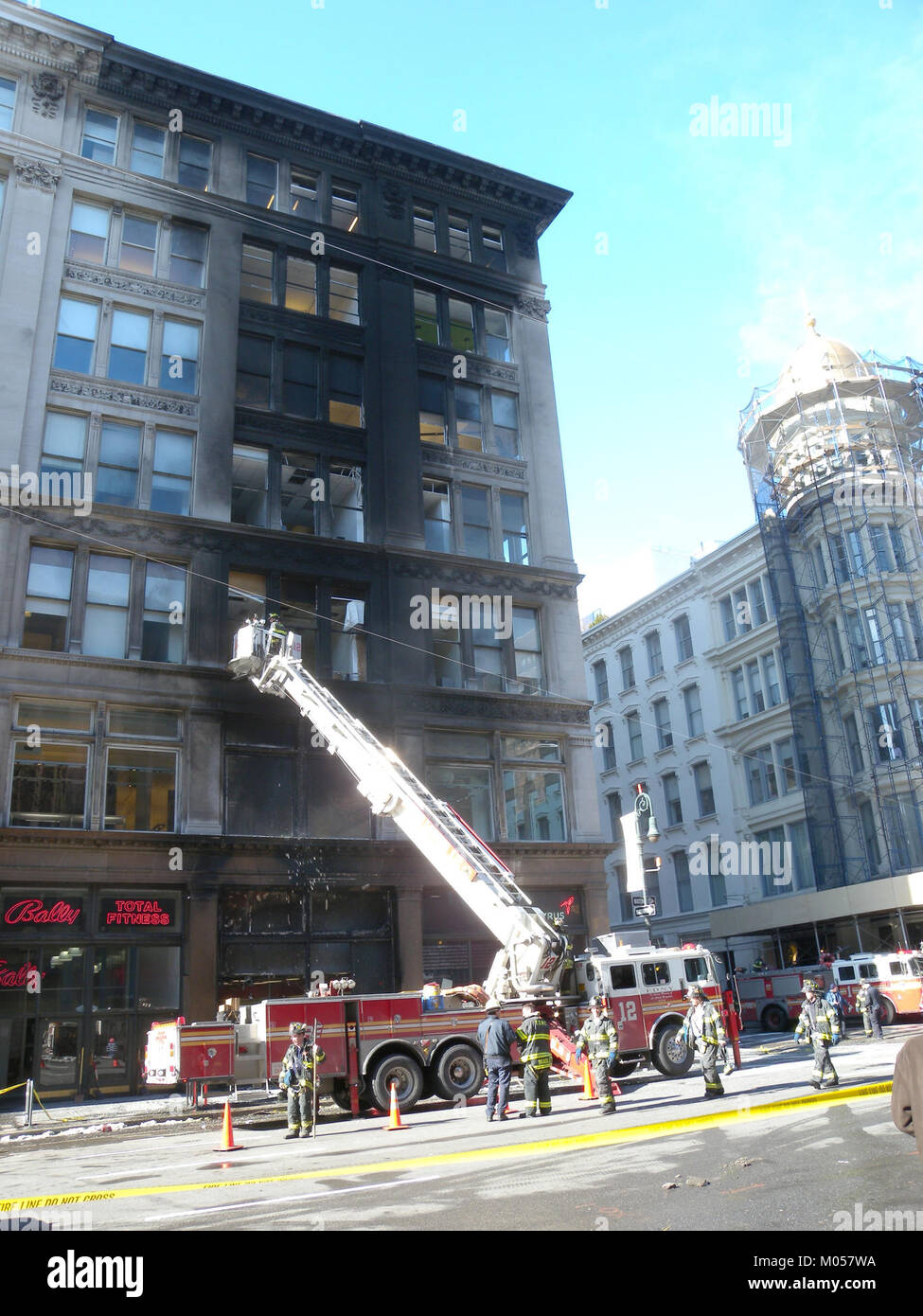 Burnt out building hi-res stock photography and images - Alamy