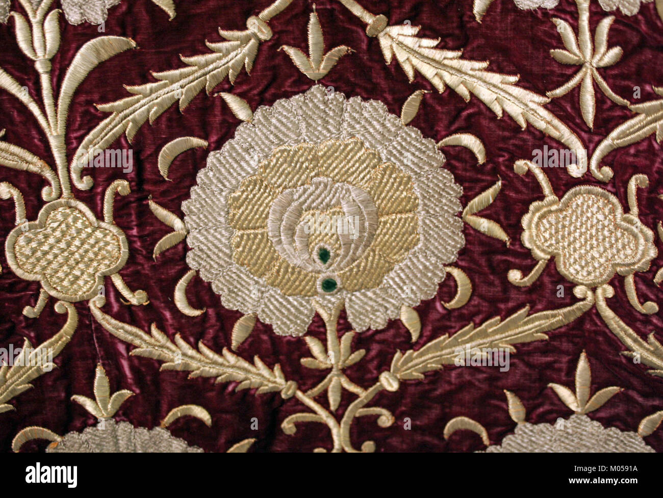 The Caftan MET CI52.45 d is a historical garment on display at the ...