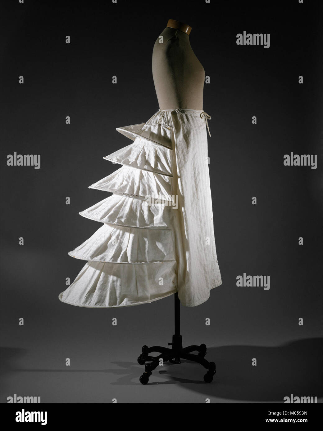 The Bustle MET DT8035 is a historical garment housed in the MET's ...