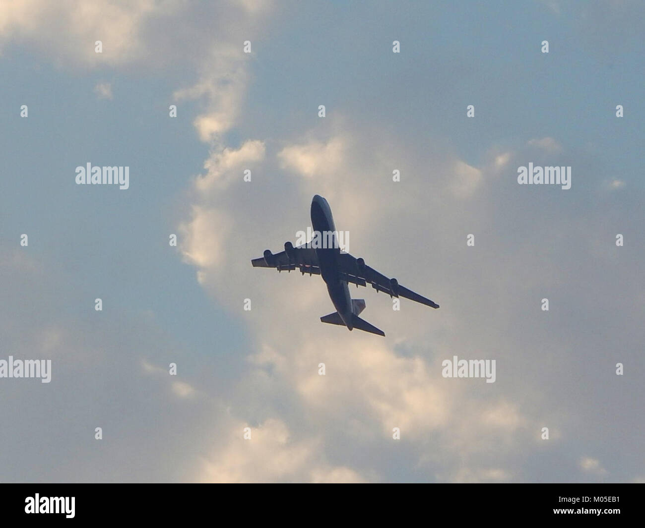 A British Airways Boeing 747 flying over Federal Way, Washington ...