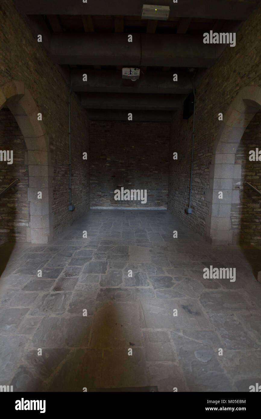 Medieval drawbridge winch hi-res stock photography and images - Alamy