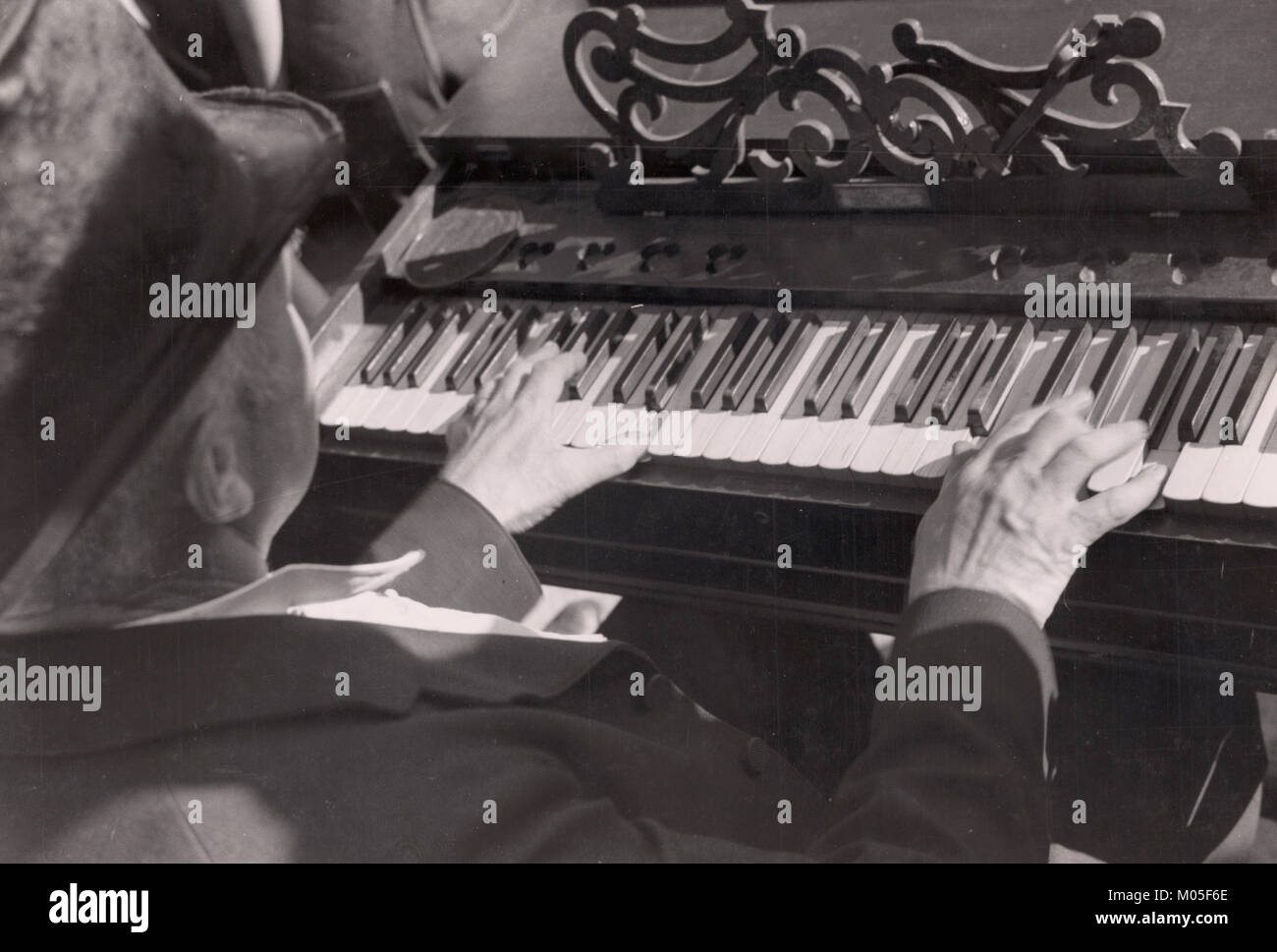 Organist at the organ hi-res stock photography and images - Alamy