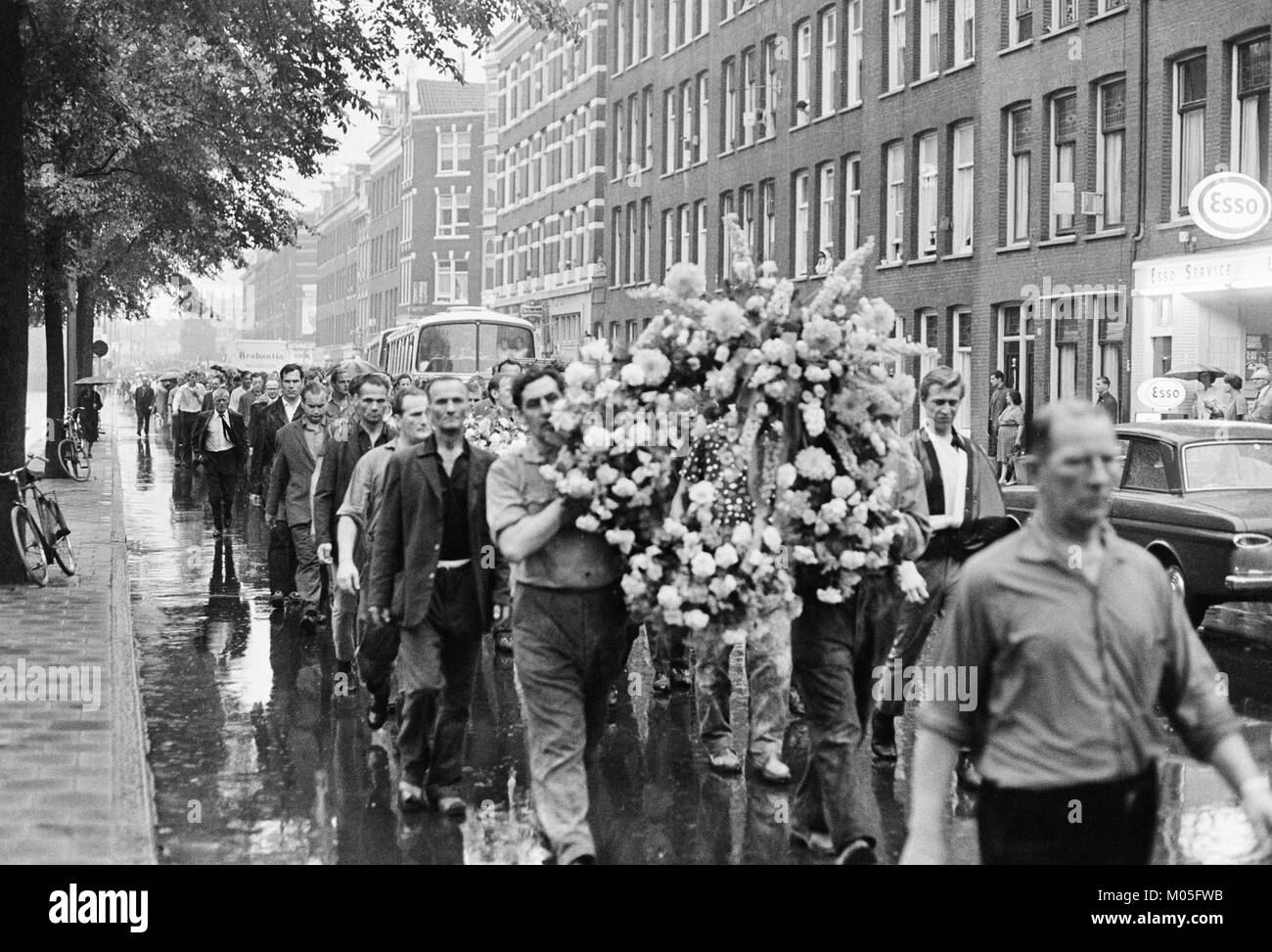 Construction building workers Black and White Stock Photos & Images - Alamy