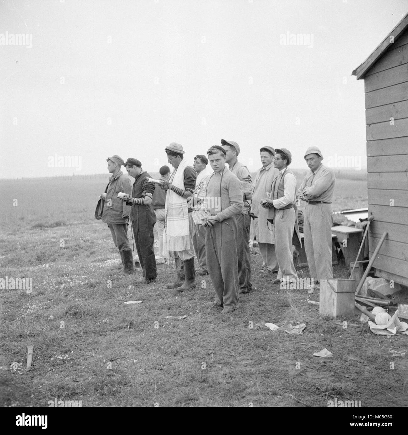 Moederkibboets hi-res stock photography and images - Alamy