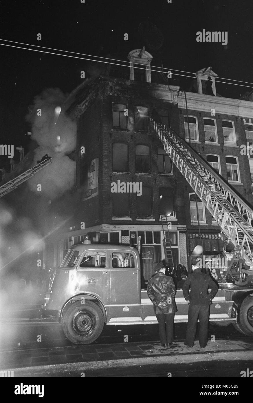 This image captures a fire in parcel 116 on Mauritskade, Amsterdam ...