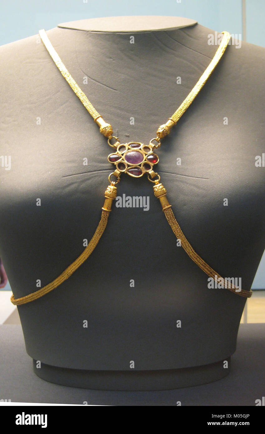 Gold Body Chain High Resolution Stock Photography and Images - Alamy