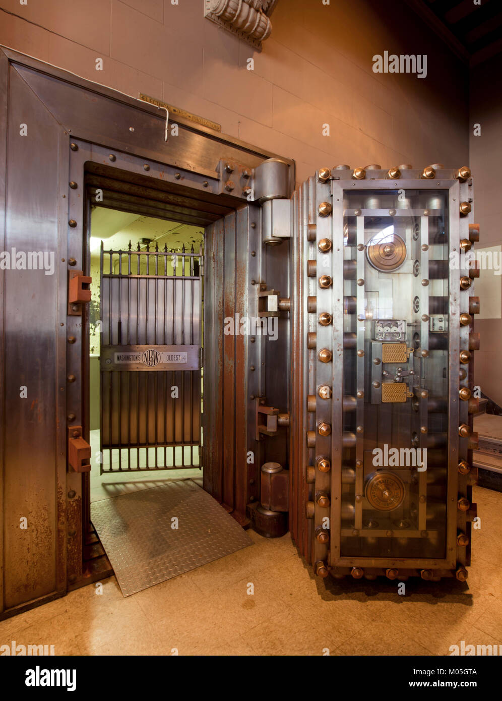 Bank safe vault hi-res stock photography and images - Alamy