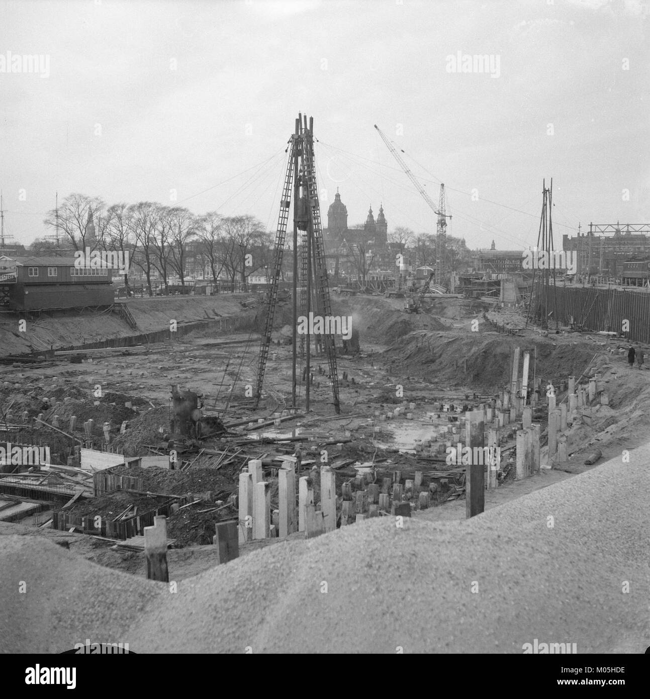 This image depicts the construction of the stationspostkantoor (station ...