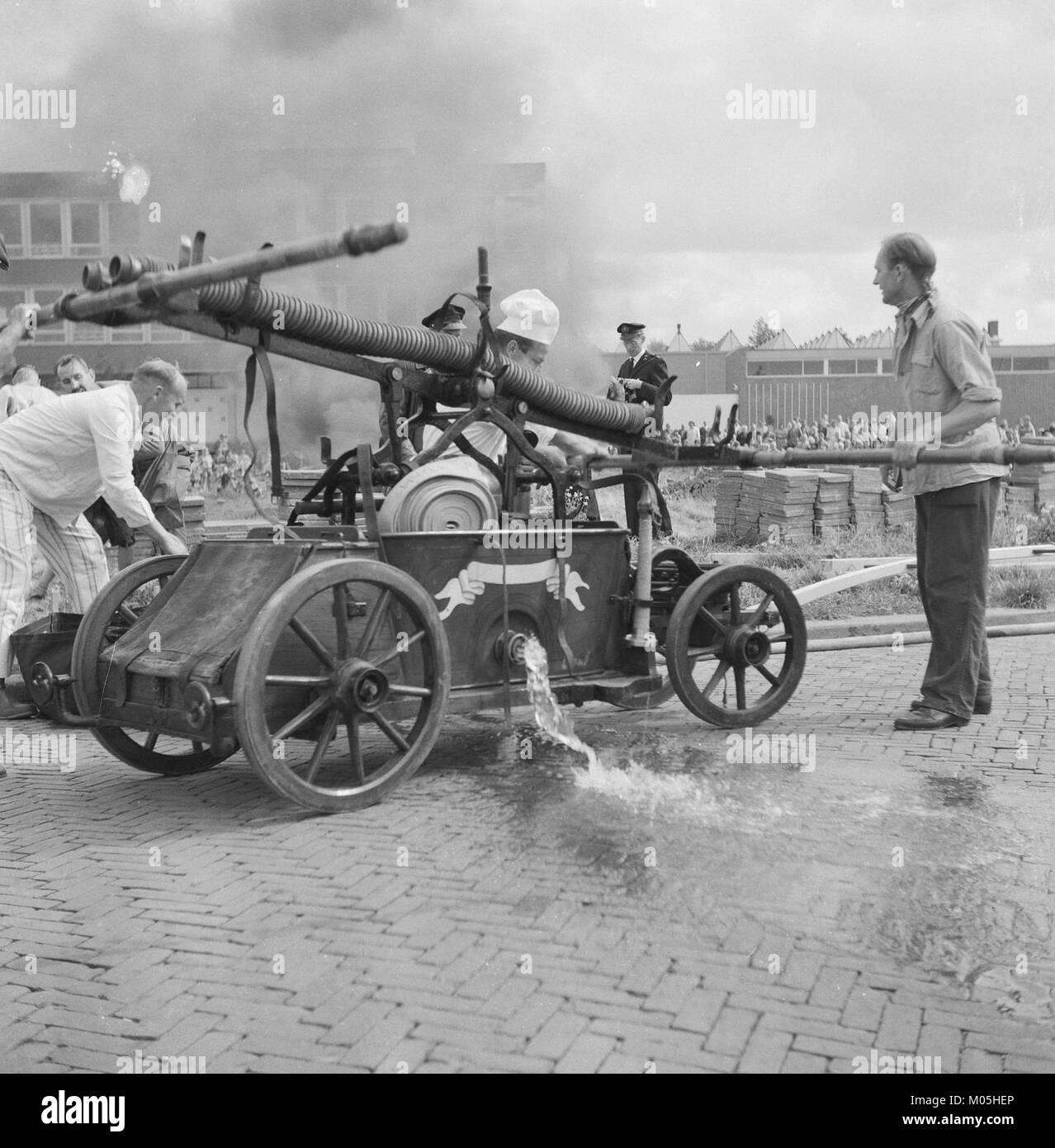 This image depicts a fire-fighting demonstration in Overschie ...