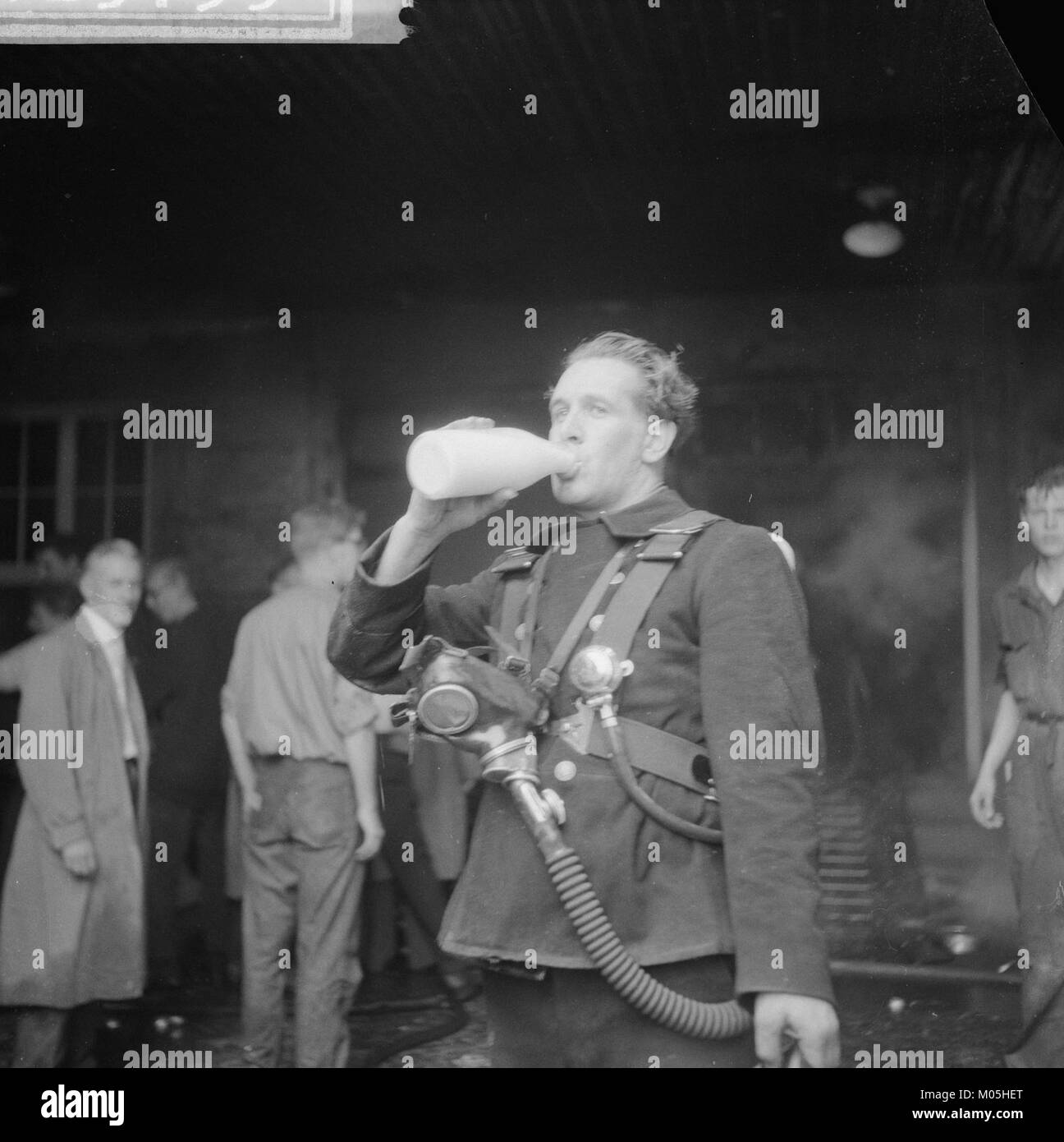 This image captures a historic fire scene at V&D in the Vijzelstraat ...