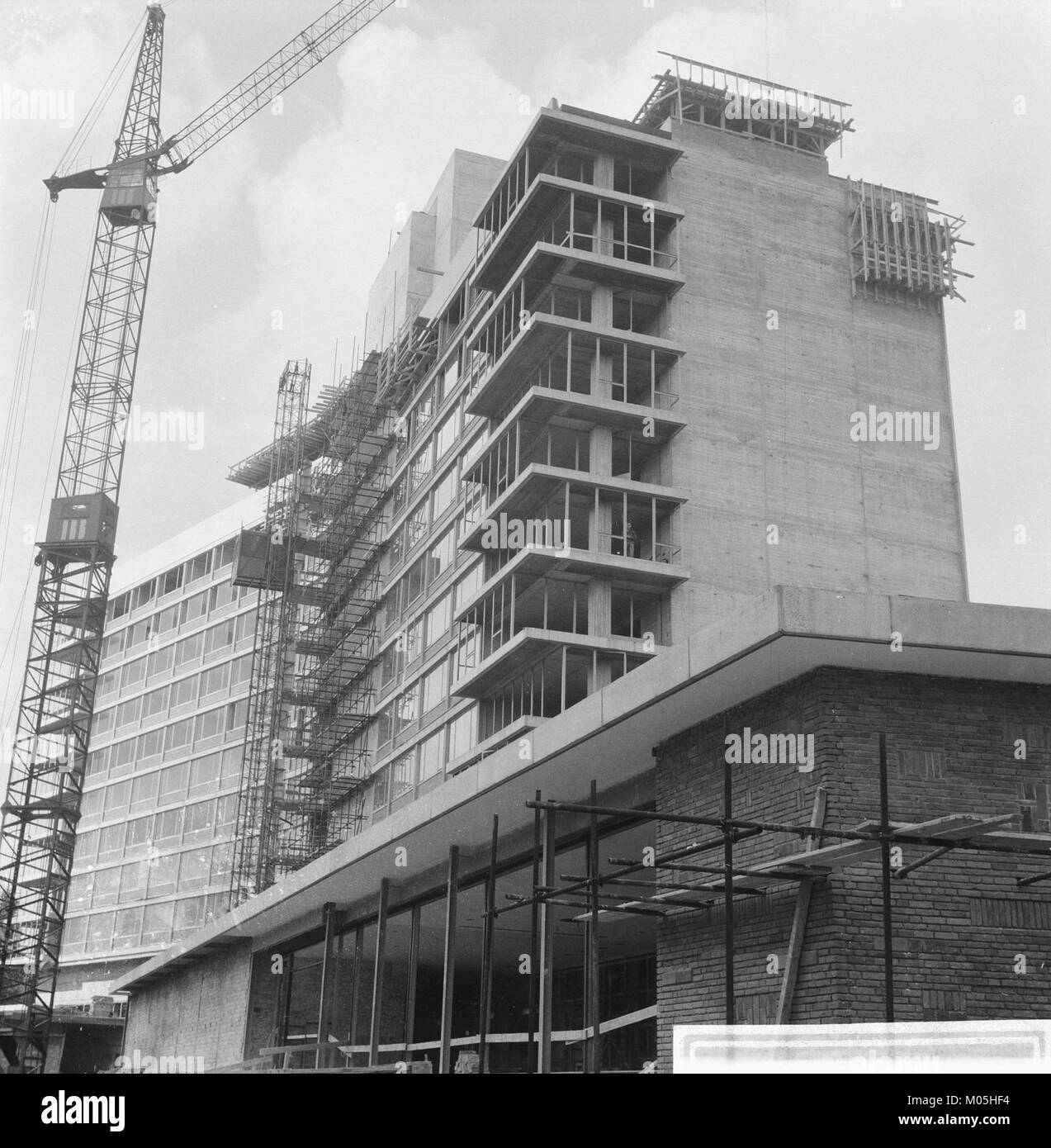 The image titled 'Bouw Hilton Hotel' shows the construction of a Hilton ...