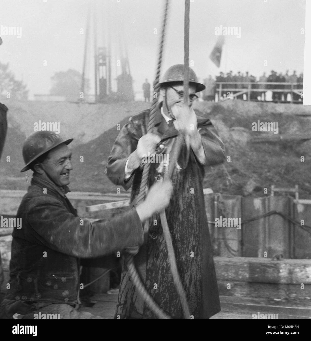 The mayor of van Hall installs a new pillar for the Dutch Bank, marking ...
