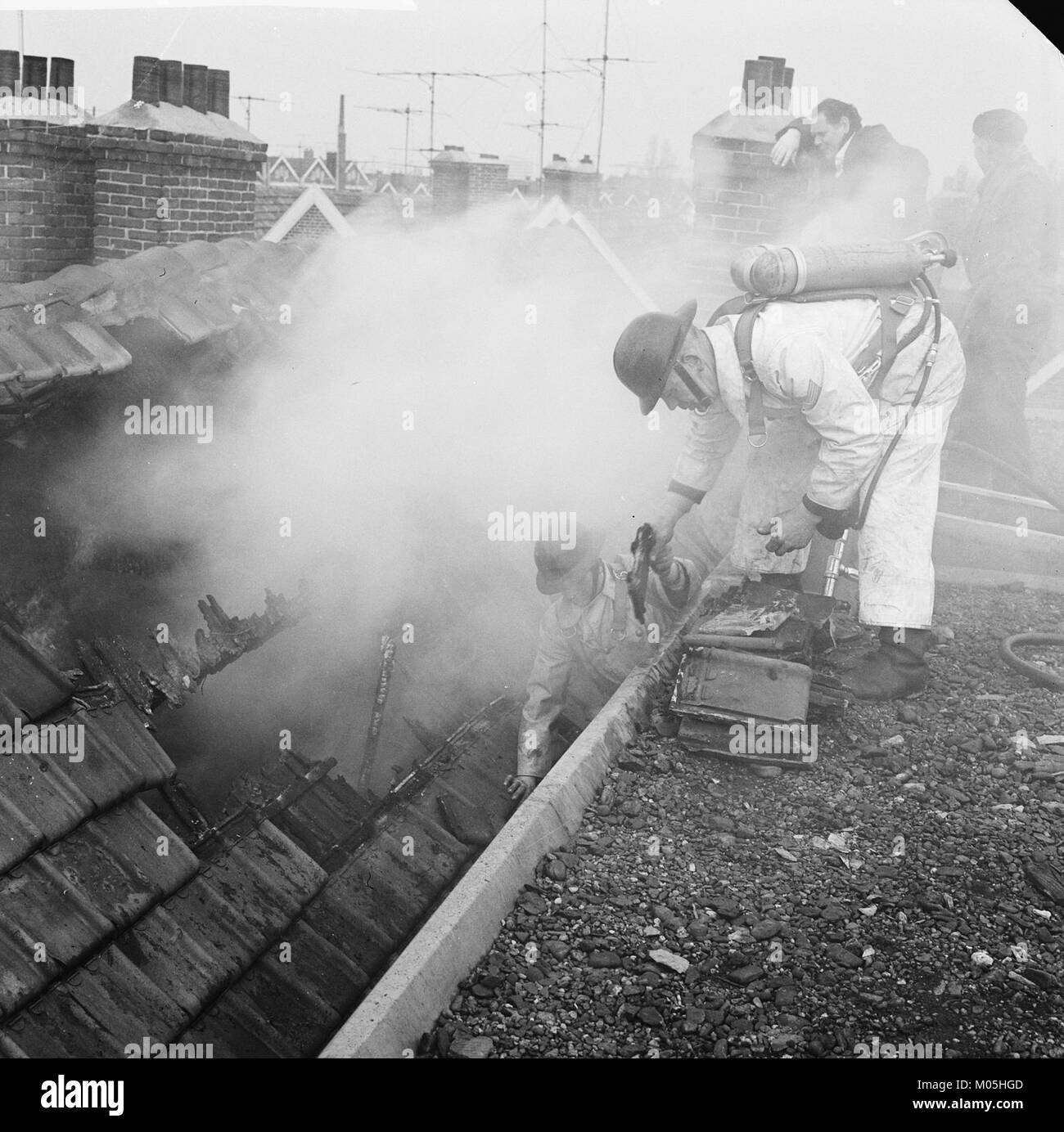 This image depicts the aftermath of a fire in Haringpakkerstraat ...