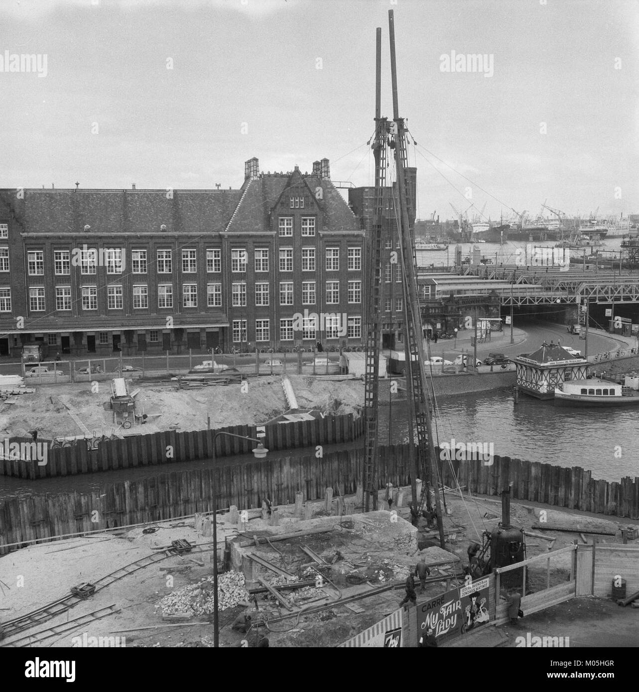 This image shows the construction of a bridge near Amsterdam's Centraal ...