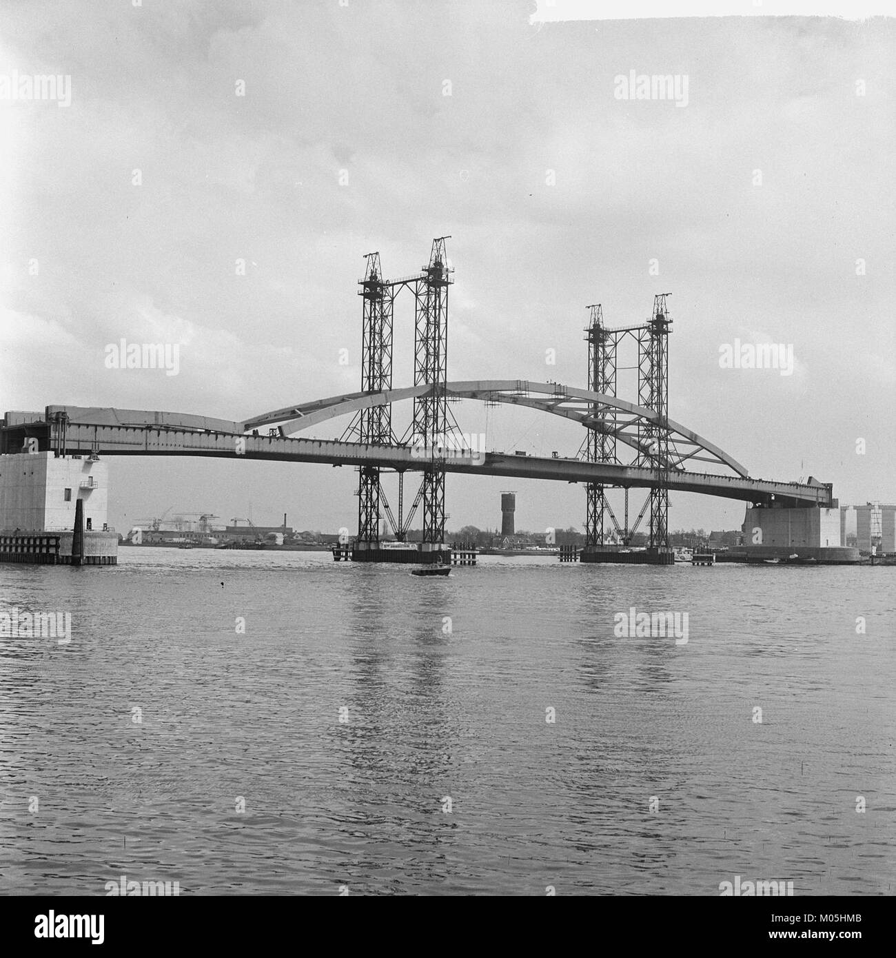 The construction of the Brienenoord Bridge, an important infrastructure ...
